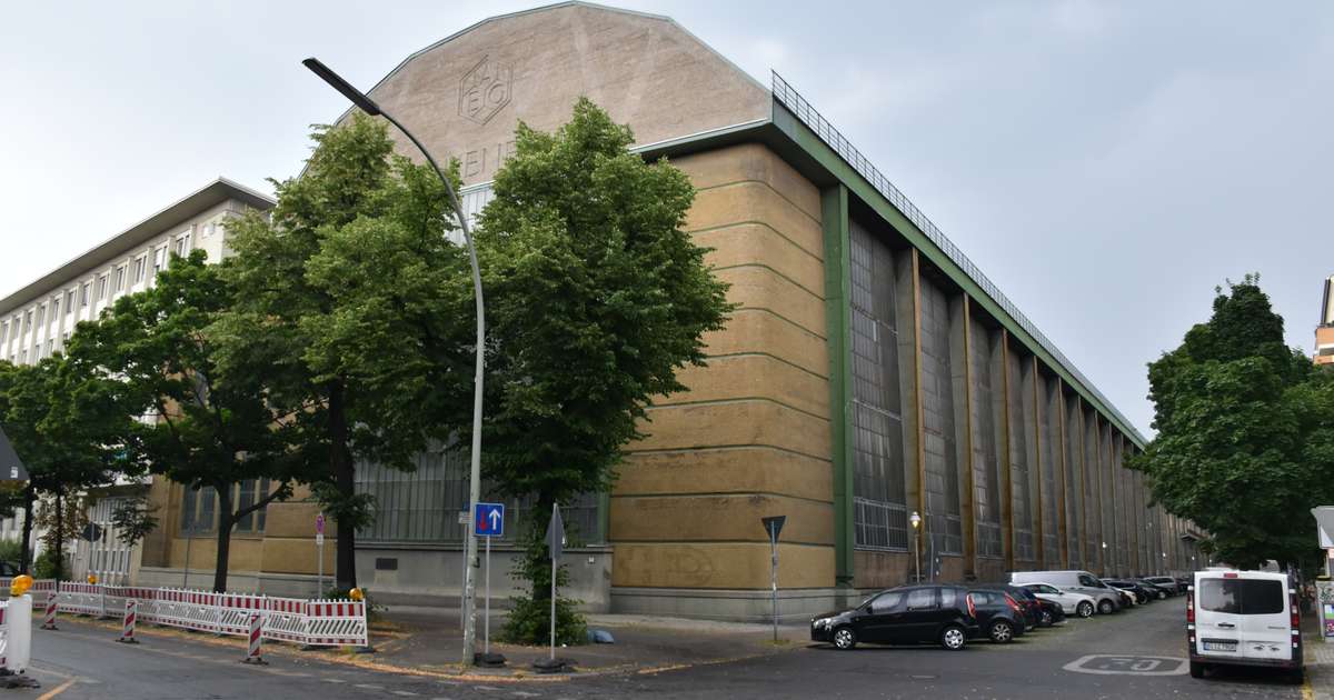 AEG turbine factory Turbinenfabrik in Berlin by Peter Behrens