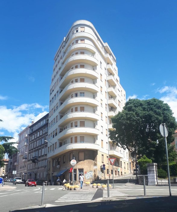 Mali neboder Small skyscraper in Rijeka by Raoul Puhali